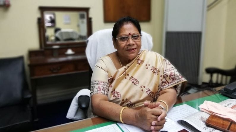 সিঁড়ি থেকে নামতে গিয়েই হোঁচট মালার, সাংসদকে নিয়ে চিকিৎসকের দুয়ারে ...