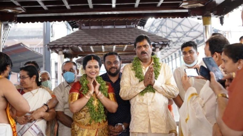 চুপিসাড়ে বিয়ের ফুল ফোটালেন পদ্মনেতা অরবিন্দ মেনন, ভোজ খাওয়ার ...