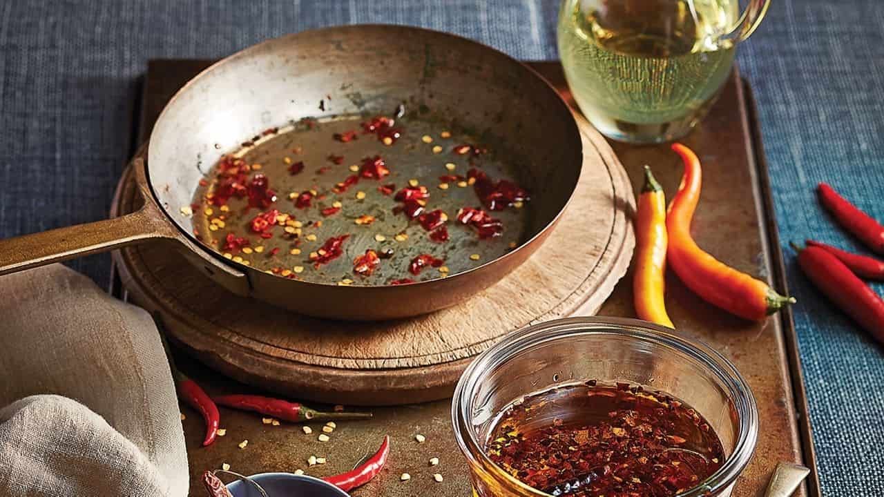 Chilli Oil Recipe: আপনার খাবারে মশলাদার স্বাদ যোগ করার জন্য বাড়িতে ...