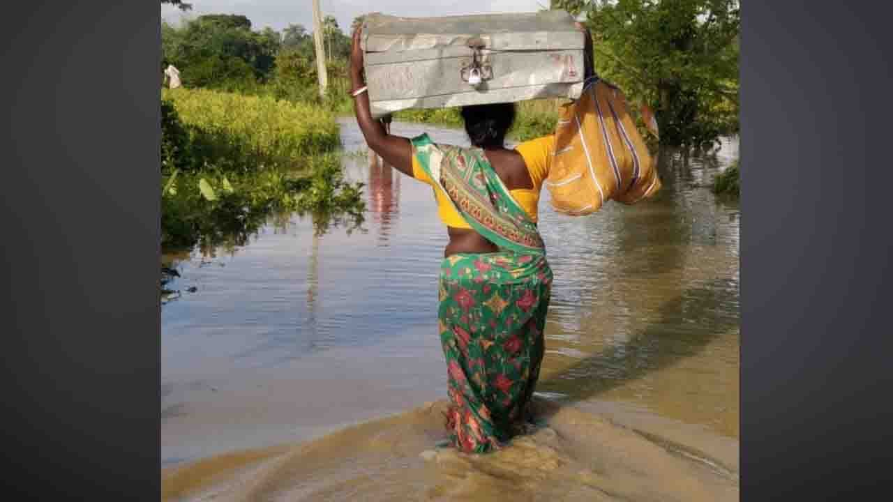 Arambagh: বালির বস্তা দিয়ে নদী আটকানোর চেষ্টা গ্রামবাসীর, শনিবারই ...
