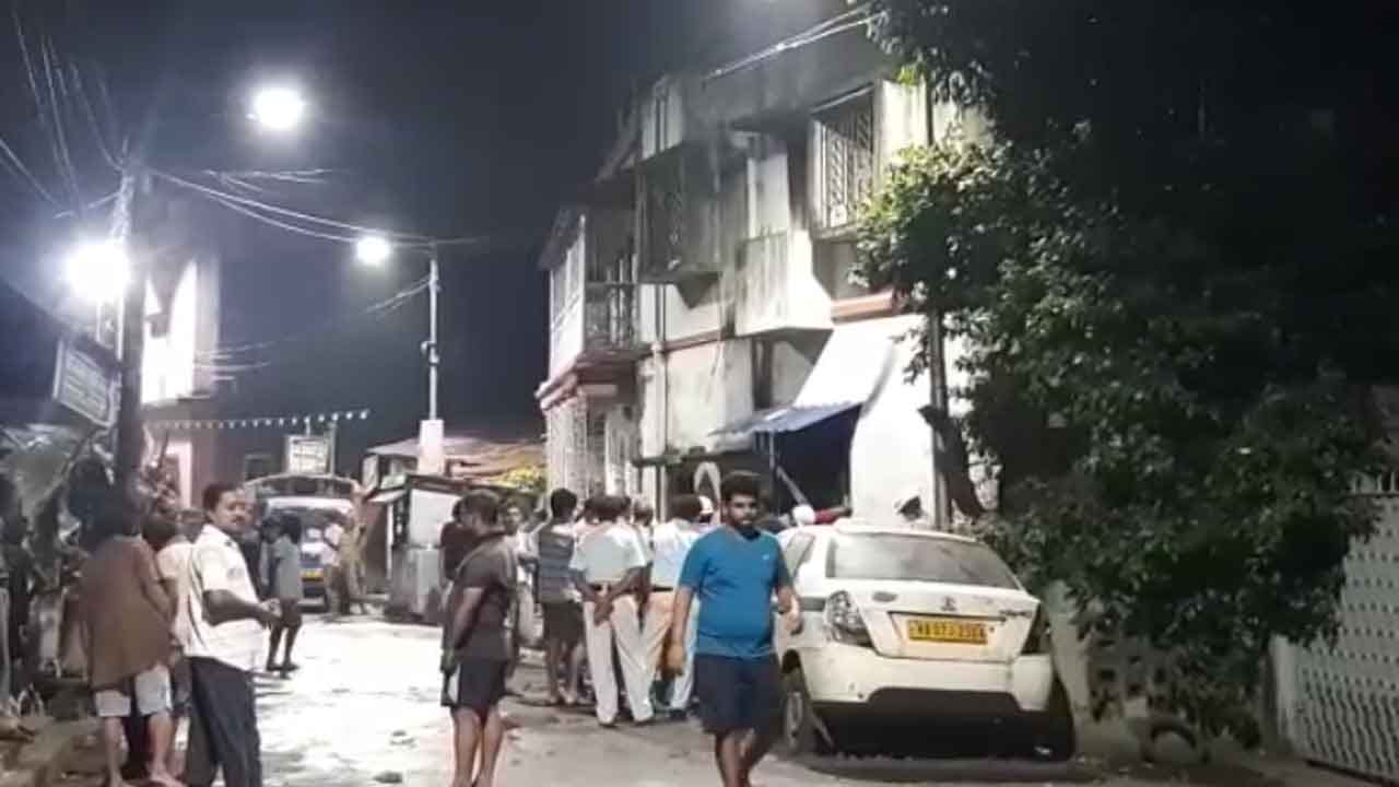 Narkeldanga Fire: মধ্যরাতে নারকেলডাঙায় দোতলা বাড়ির জানলা দিয়ে গলগল ...
