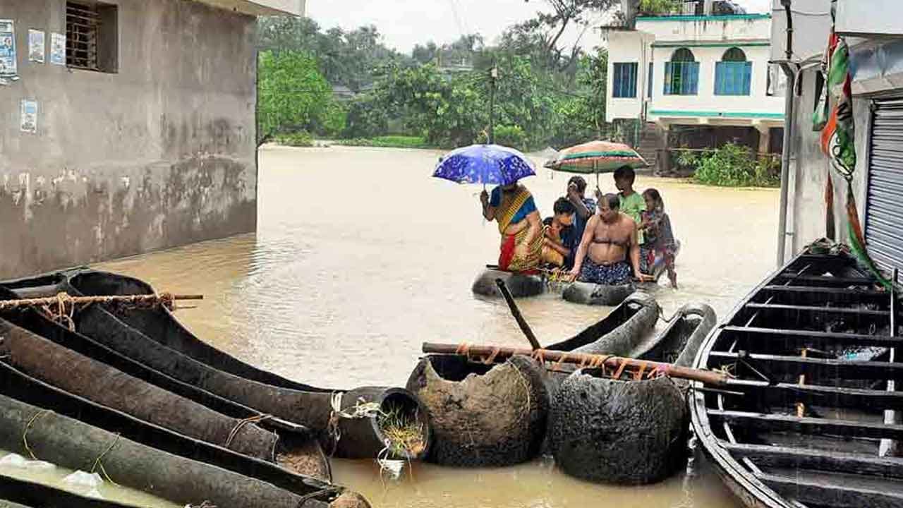 Nadia Flood Situation: ভাগীরথীতে বাড়ছে জলস্তর, প্রহর গুনছেন ...