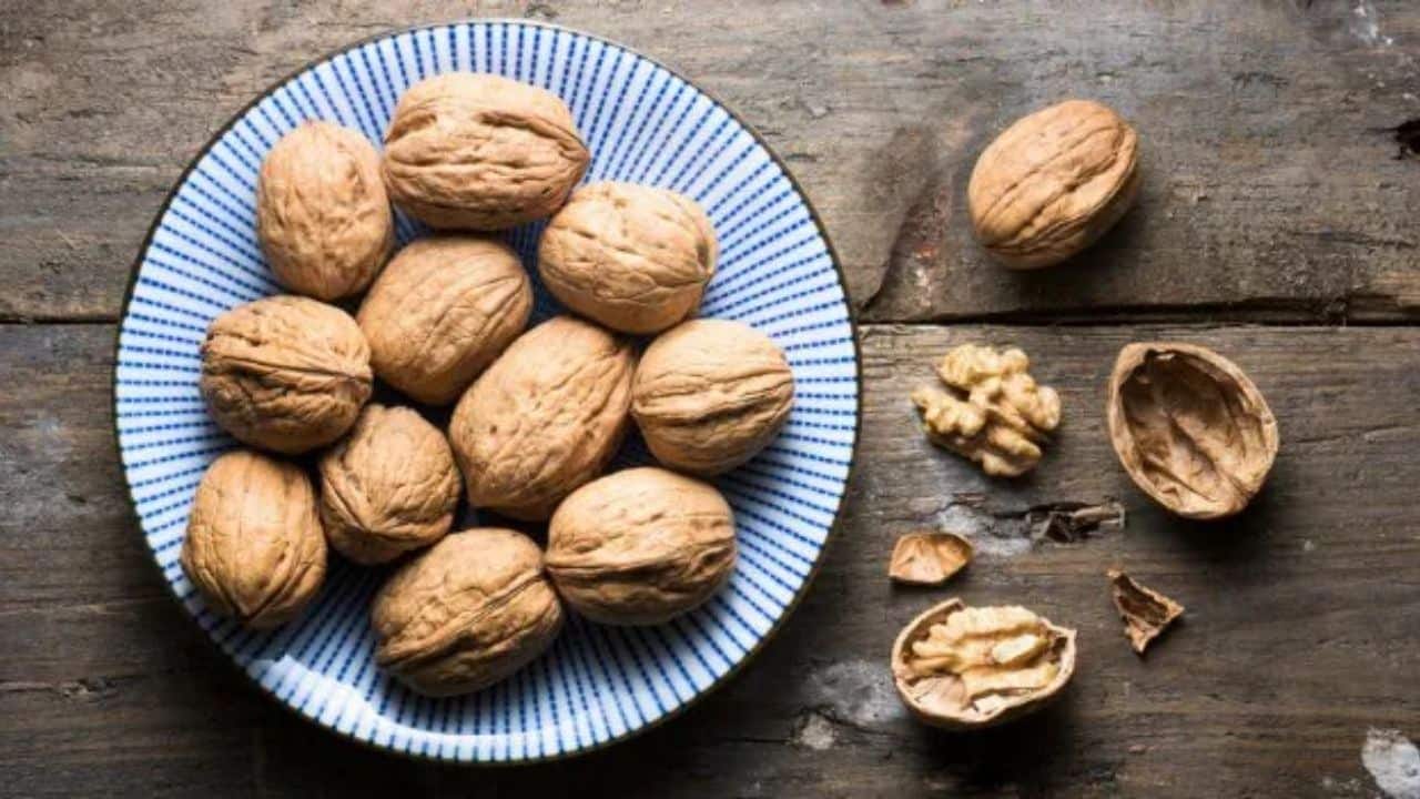 Walnut Beauty Benefits: আমাদের প্রতিদিনের ডায়েটে এই বাদাম রাখলে ত্বকের ...