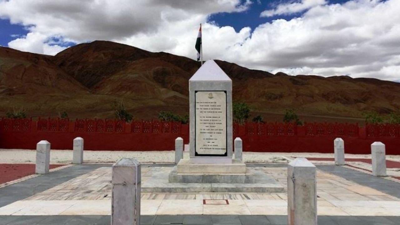 Rezang la War Memorial: ইন্দো চিন যুদ্ধের নায়কদের স্মরণ, রেজাং লা ...