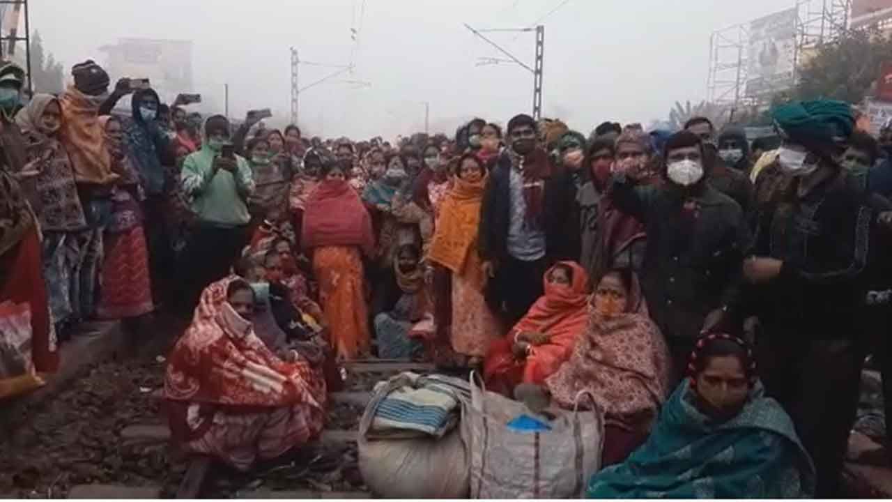 Bongaon Rail Strike: 'ফার্স্ট ট্রেনেই কি শুধু করোনা?' বনগাঁতেও লাইনে ...