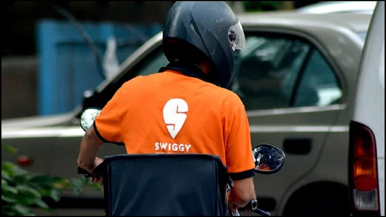 Swiggy And TVS Motors: এবার টিভিএস-এর ইলেকট্রিক স্কুটার নিয়ে খাবার ...