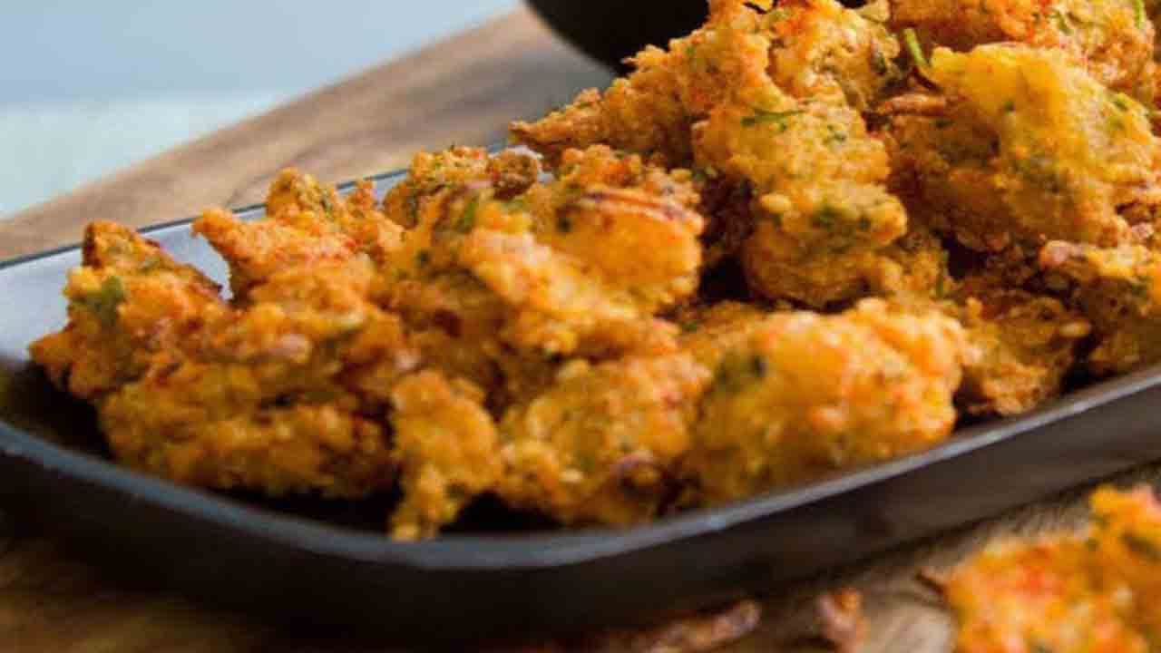 Viral video: পকোড়া ভাজার কড়াইয়ে ফুটন্ত তেলে হাত ডোবালেন দোকানদার ...