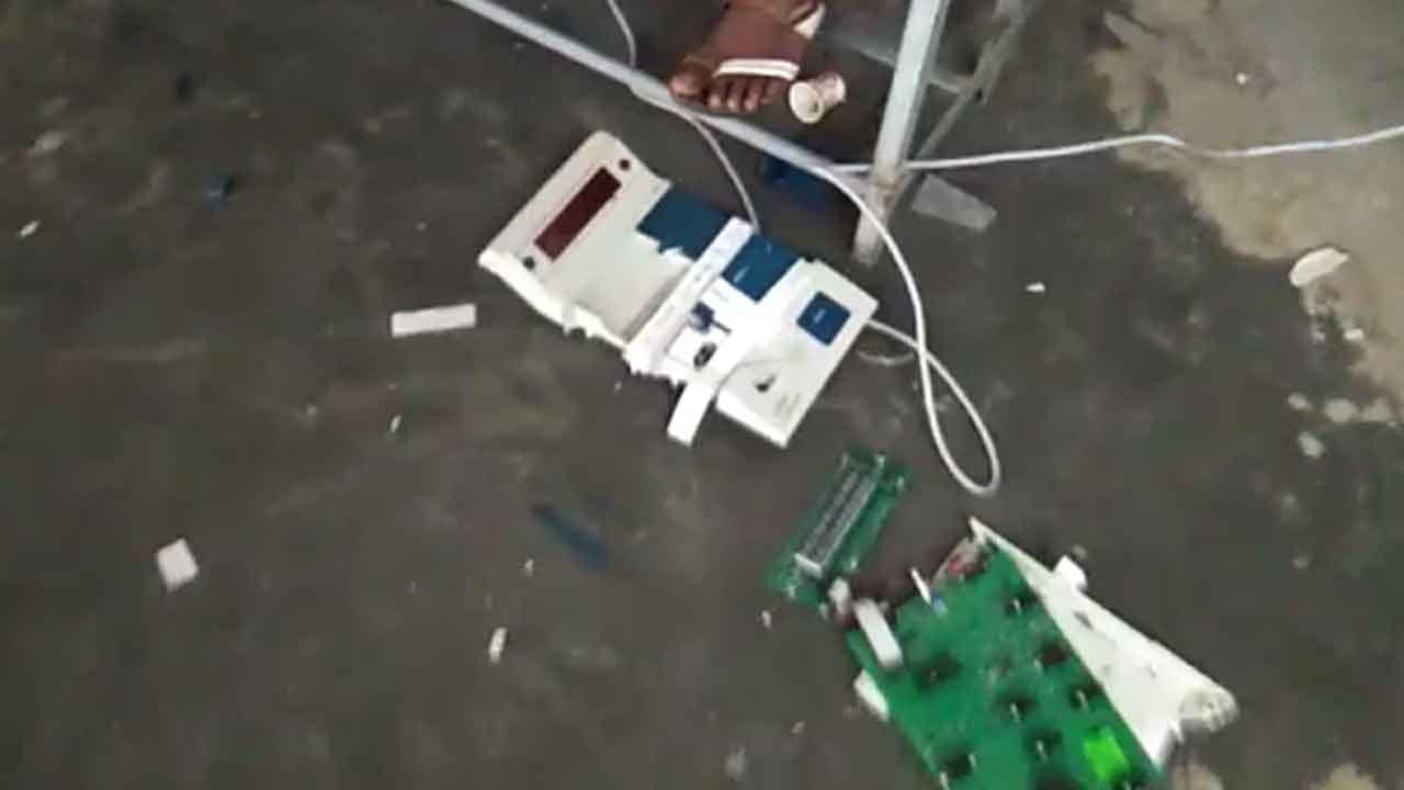 Municipality Elections 2022: বুথে ঢুকে আছড়ে মেরে 'ভাঙলেন' EVM ...