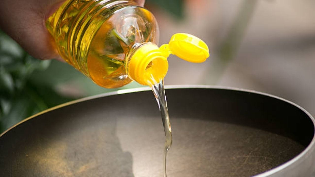Cooking Oil: সর্ষের তেল নাকি সাদা তেল? কোন তেলের গুণে ভাল থাকবে আপনার ...
