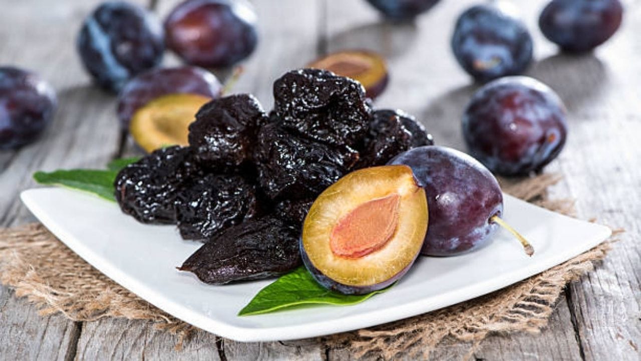 Prunes Benefits: ৫০-এর দোরগোড়ায় পৌঁছে গেছেন? প্রতিদিন আলুবোখরা খাওয়া ...