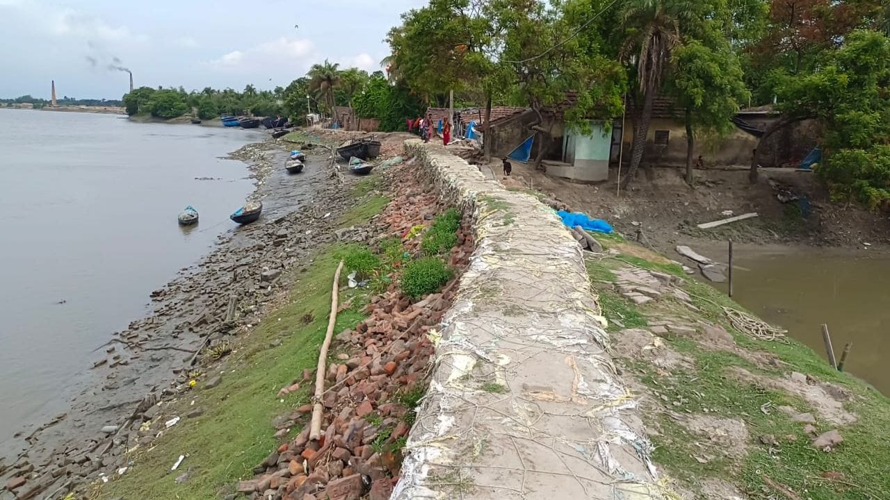 Cyclone Asani: অশনিতে বাড়ছে আতঙ্ক, গোগ্রাসে ইছামতী 'গিলছে' একের পর এক ...
