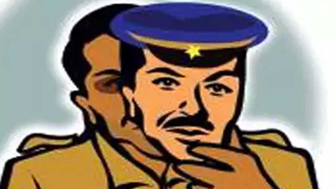 Fake Police: ১৫ বছর পুলিশ সেজে ঘুরতেন, রেস্তোরাঁয় নিজের ভুলেই পড়লেন ... Fake Police: ১৫ বছর পুলিশ সেজে ঘুরতেন, রেস্তোরাঁয় নিজের ভুলেই পড়লেন ...