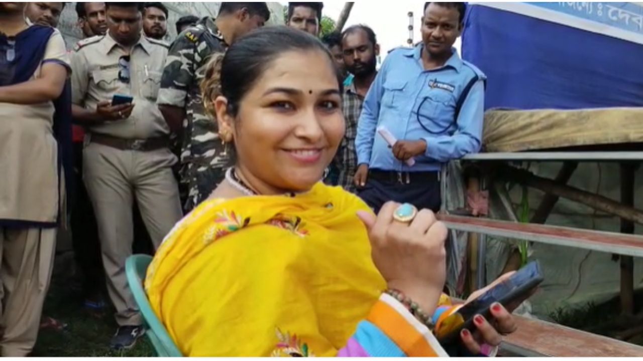 Arambag: '৩ বছর এলাকায় আসেননি, শুধু ভোটের সময় দেখা যায়', অপরূপাকে ...