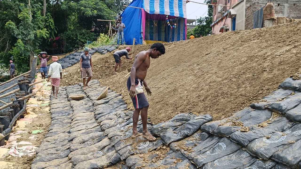 Arambag Flood Panic: ধসে পড়েছে রূপনারায়ণের নদী বাঁধ, কাজ শুরু হলেও ...