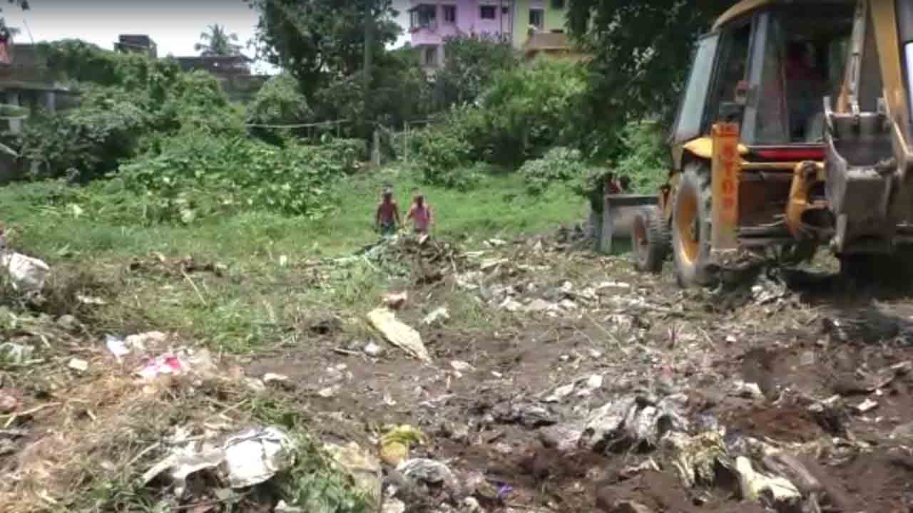 Behala Pond: দেখে বোঝার উপায় নেই! এটাই নাকি পুকুর ছিল! এবার কি তবে হাল ...