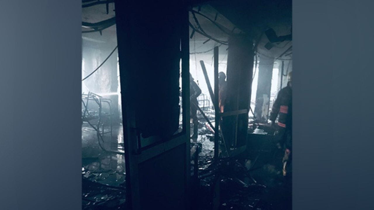 Fire in Delhi Hospital: সাত সকালে ICU-তে বিধ্বংসী আগুন, এক রোগীর ঝলসে ...