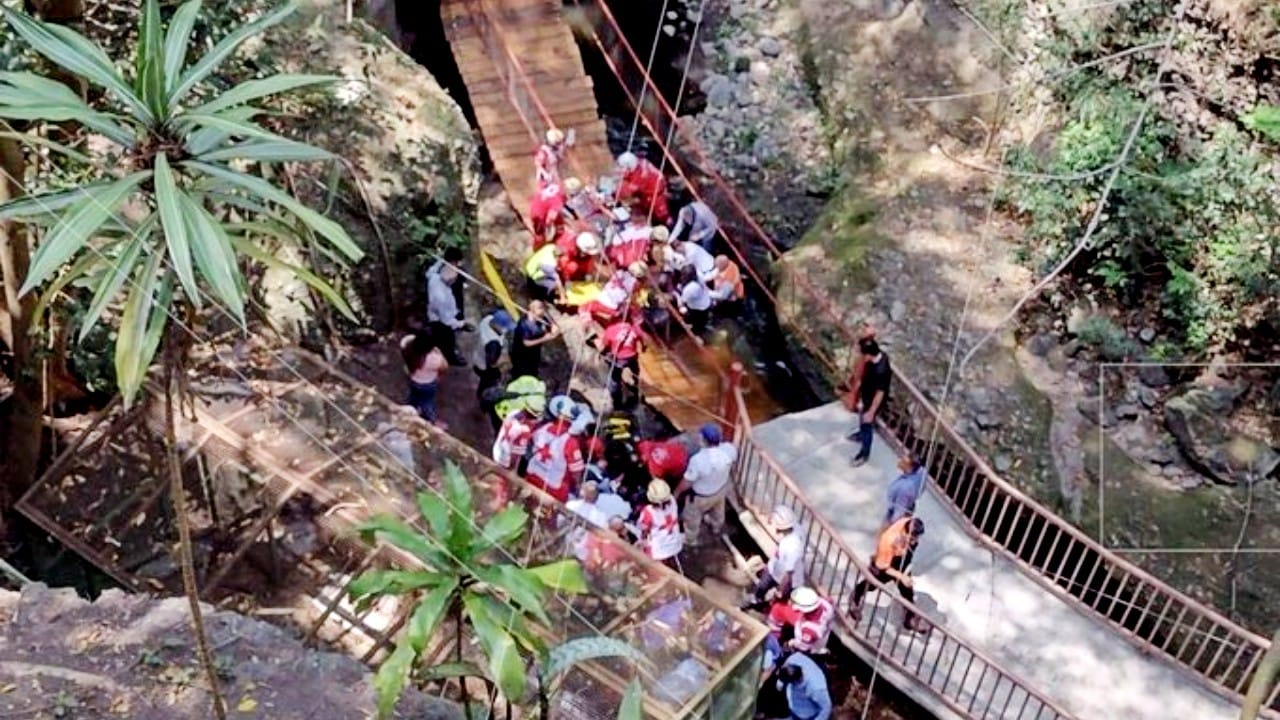 Mexico bridge collapses: মেয়র উদ্বোধন করার পরই ভেঙে পড়ল সেতু, ১০ ফুট ...