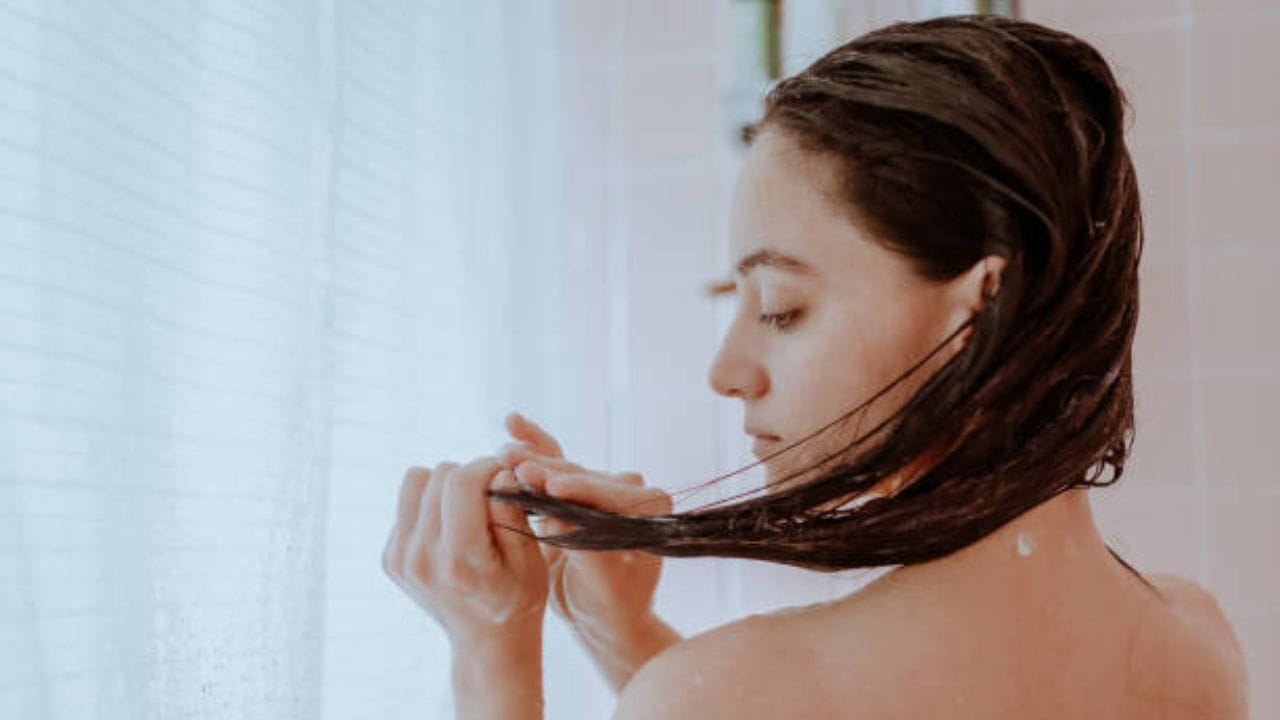 Weekend Hair Care: সপ্তাহ জুড়ে 'মি টাইম'-এর অভাব? ছুটির দিনে এই ভাবেই ...