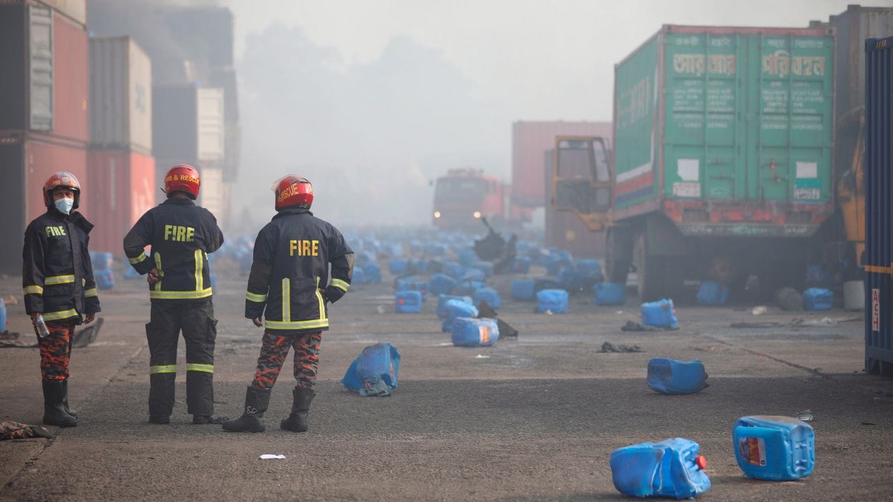Bangladesh Fire : ২৮ টি কনটেইনারে থেমে থেমে জ্বলছে আগুন, কর্তৃপক্ষের ...