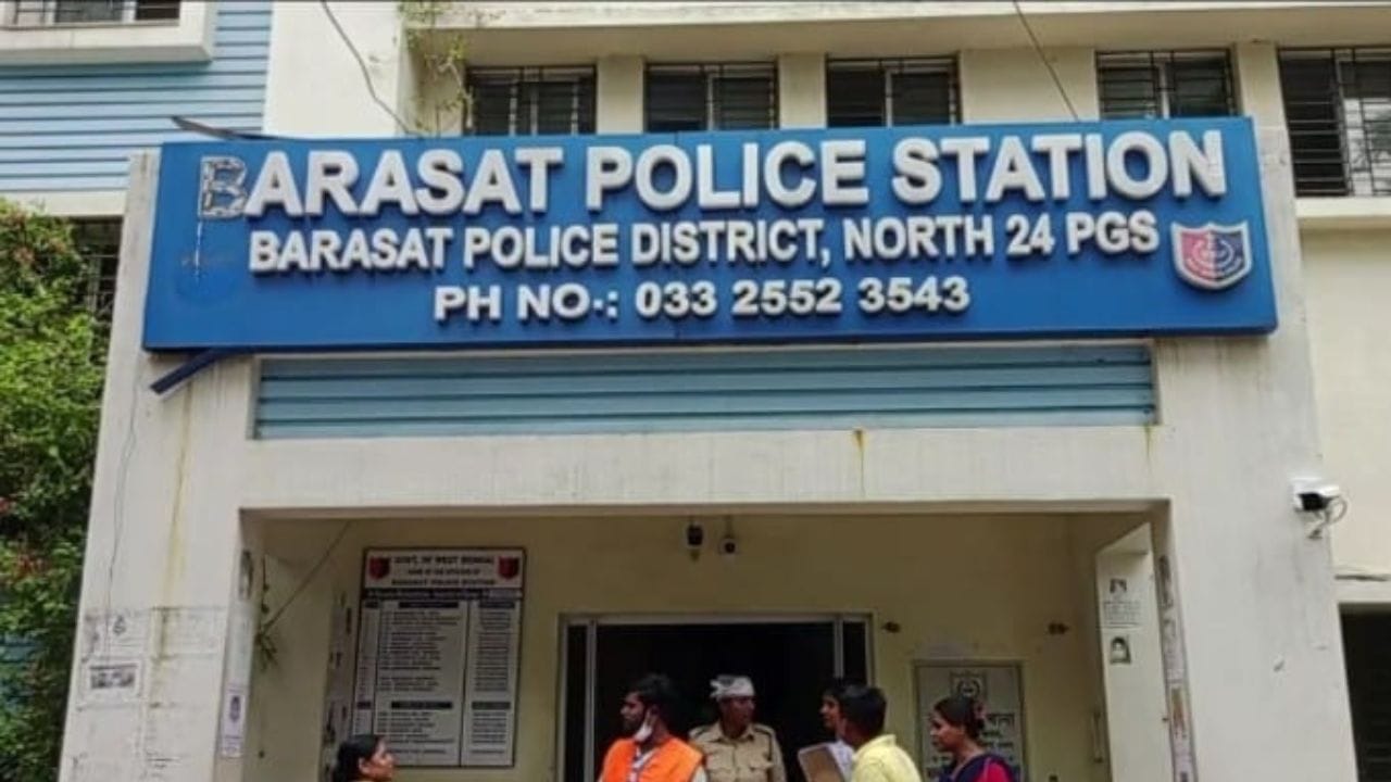 Murder in Barasat: বৃদ্ধার গলায় ছুরি চালিয়ে বারাসত থানায় 'আত্মসমর্পণ' অভিযুক্তের - Bengali ...