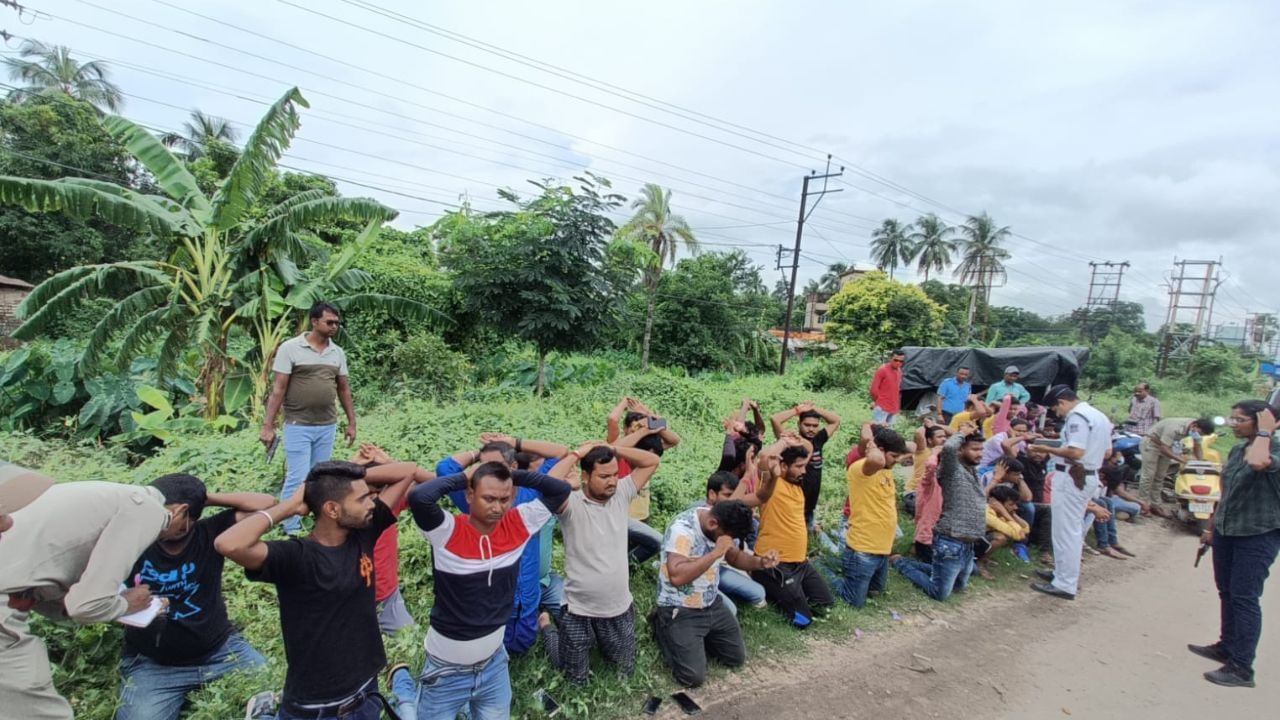 Hooghly: পুলিশের গাড়িতে টোটন, 'পাহারা' দিতে বাইকে 'গ্যাংয়ের সদস্যরা', করা হল আটক - Bengali ...