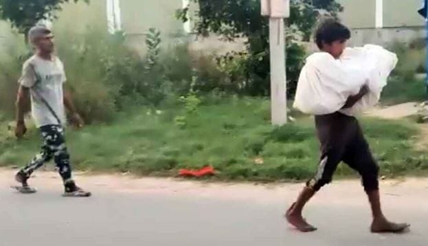 Boy Carrying Brother's Dead Boy : চোখে জল, খুদে ভাইয়ের মৃতদেহ নিয়েই ...