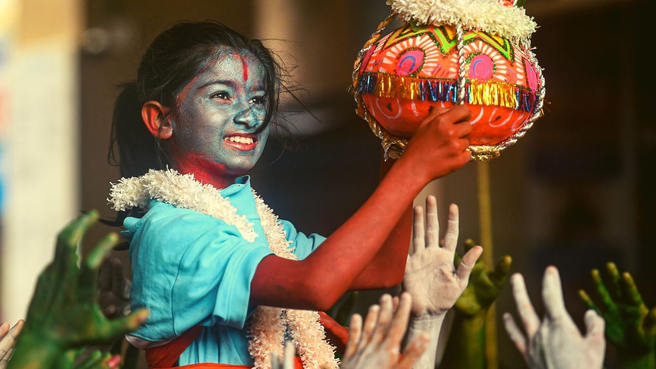 Dahi Handi Competition: ৫৫ লক্ষ টাকা নগদ পুরস্কার থেকে স্পেন ভ্রমণ! দহি ...