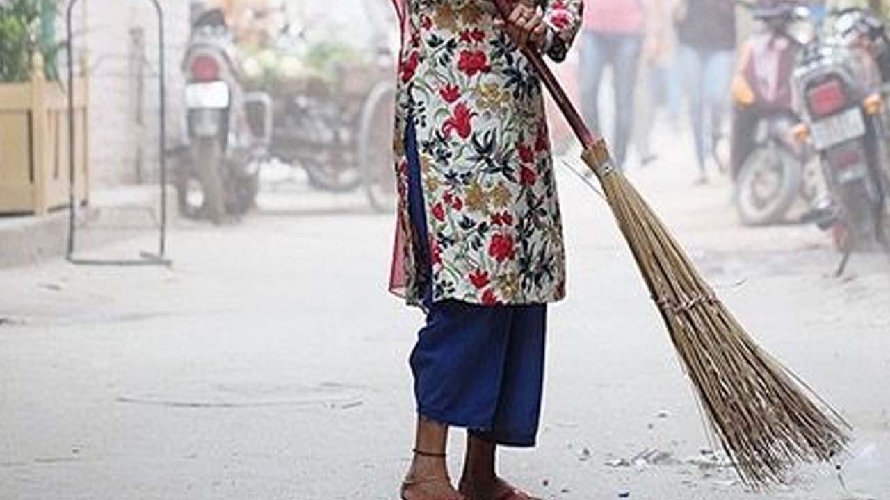Inspirational Story: ঝাড়ুদার থেকে ব্যাঙ্কের অ্যাসিস্ট্যান্ট জেনারেল ...