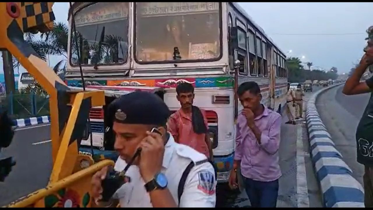 Bus Problem: ভিআইপি রোডে যাত্রীবোঝাই বাসে ধোঁয়া, আতঙ্কে হুড়মুড়িয়ে ...