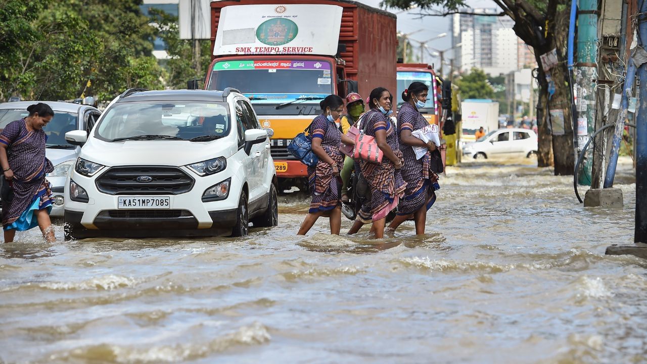 Bengaluru Flood বেঙ্গালুরুতে বন্যা পরিস্থিতি ৩ দিনে পা বিদ্যু