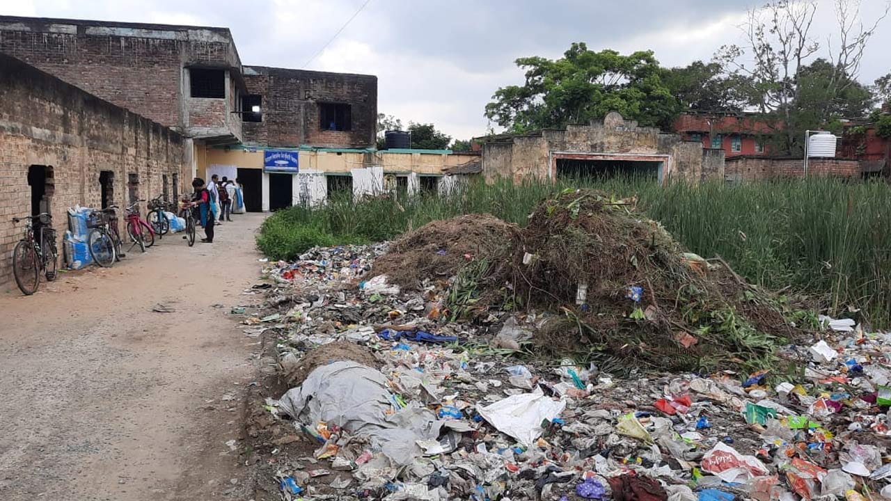 Hoogly School: এত্তা জঞ্জাল! নোংরা স্তূপের গন্ধে গা গুলিয়ে ওঠে স্কুলের ...
