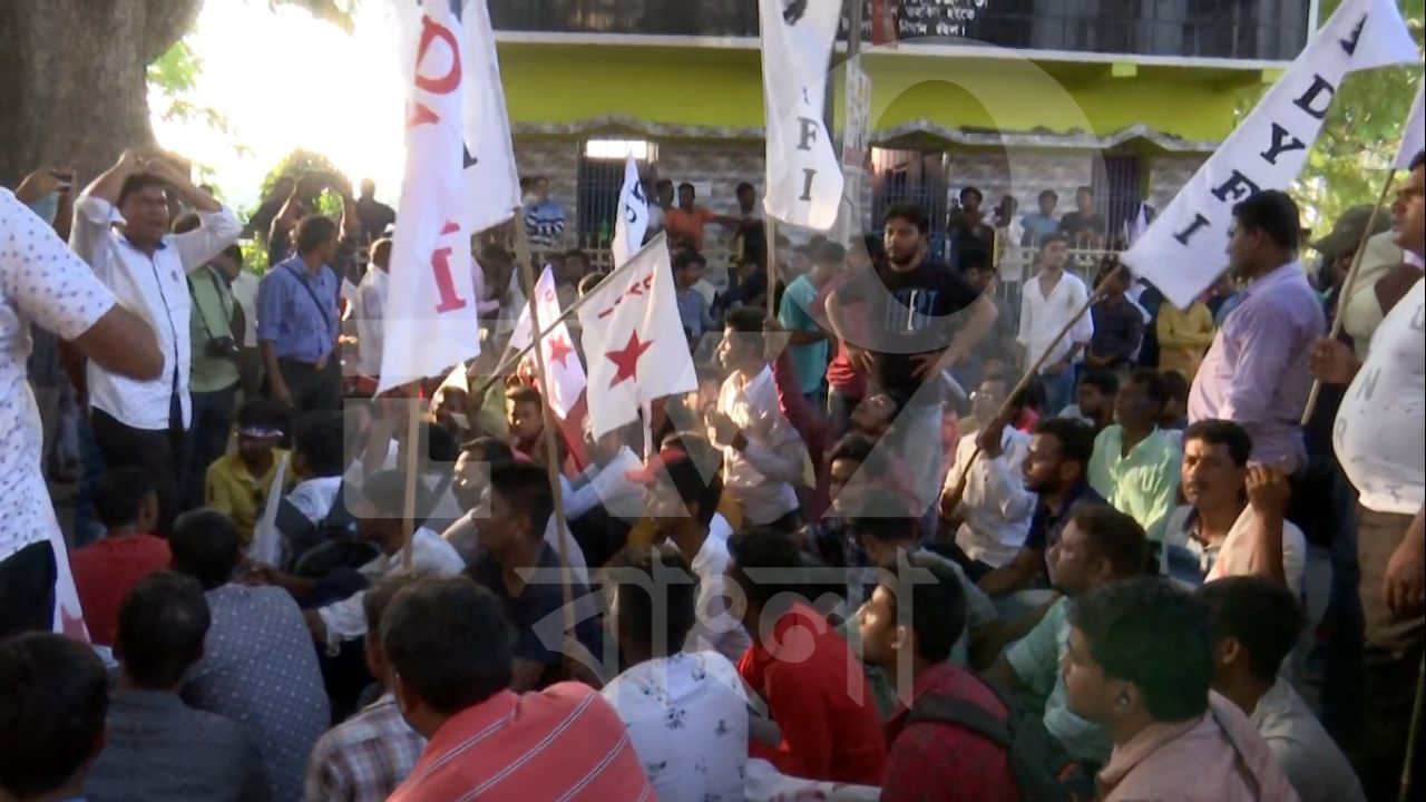 DYFI Murshidabad: চাকরিপ্রার্থীর মৃত্যুর প্রতিবাদে বামেদের মিছিল আটকাল ...