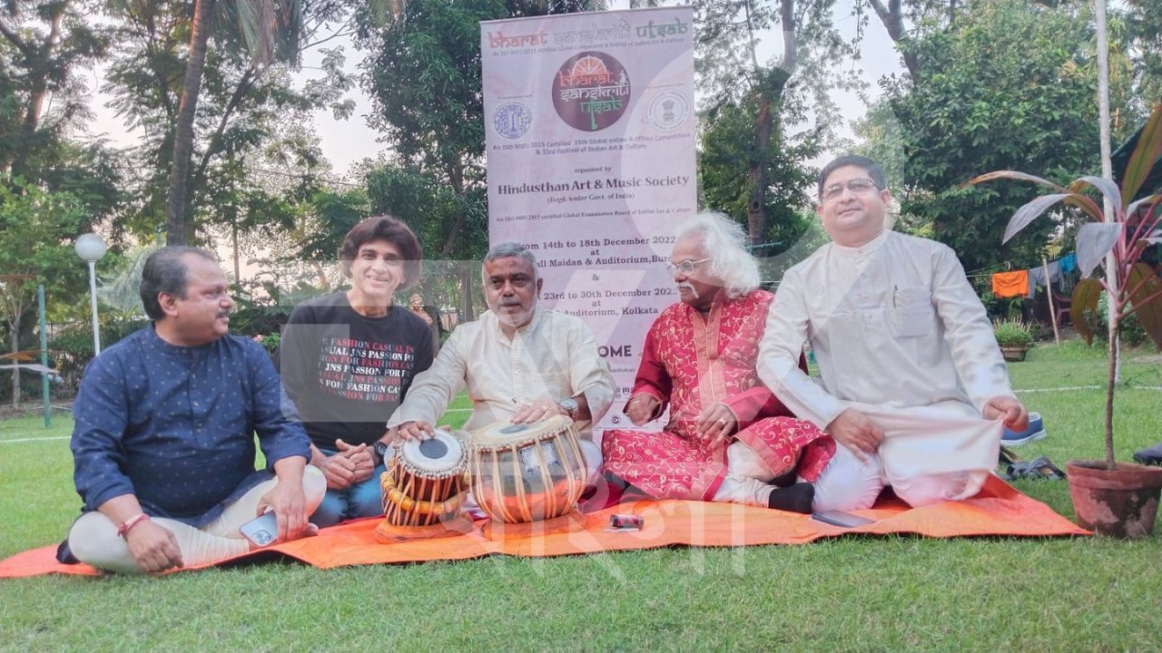 Debasish Kumar: সবুজ গালিচার উপরে হঠাৎ তবলা বাজাতে বসলেন দেবাশিস কুমার ...