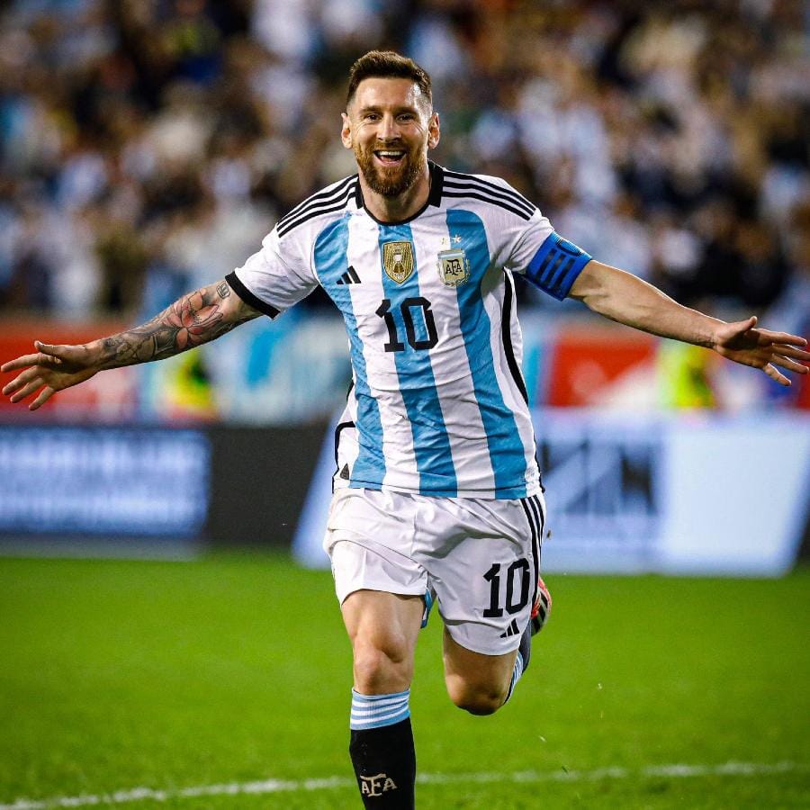 লিও মেসির ঝাঁ চকচকে ফুটবল কেরিয়ারের শোভা বাড়িয়ে দিয়েছে ৭টি ব্যালন ...