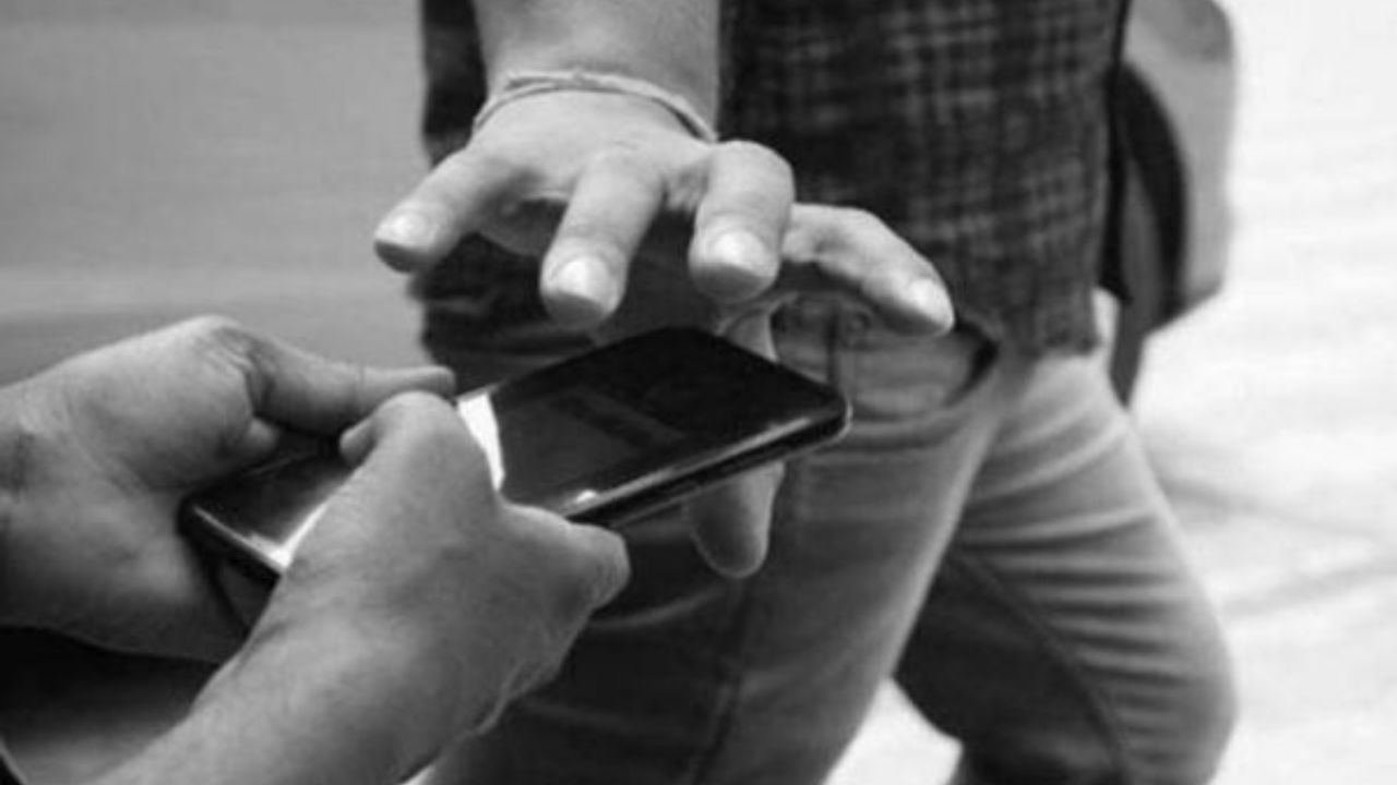 Mobile Theft: ট্রেন থেকে প্রাক্তন মুখ্যমন্ত্রীর মোবাইল 'চুরি'! ভাবুন ...