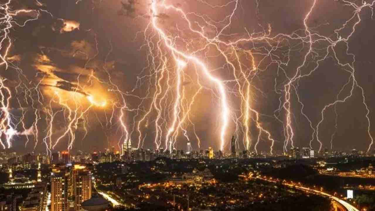 Malaysia: সামান্য ফোটোশপ, বাকিটা সত্যি! মালয়েশিয়ার আকাশে এ কী ঘটছে ...