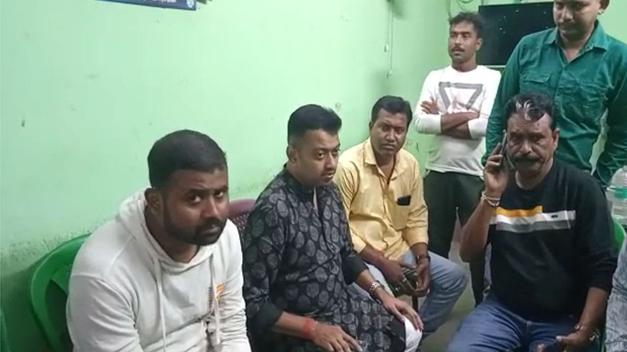 Halisahar TMC Clash: হালিশহরে দলীয় কার্যালয়ে ঢুকে দলের কাউন্সিলরকে 'মার' তৃণমূল নেতার, শুরু ...