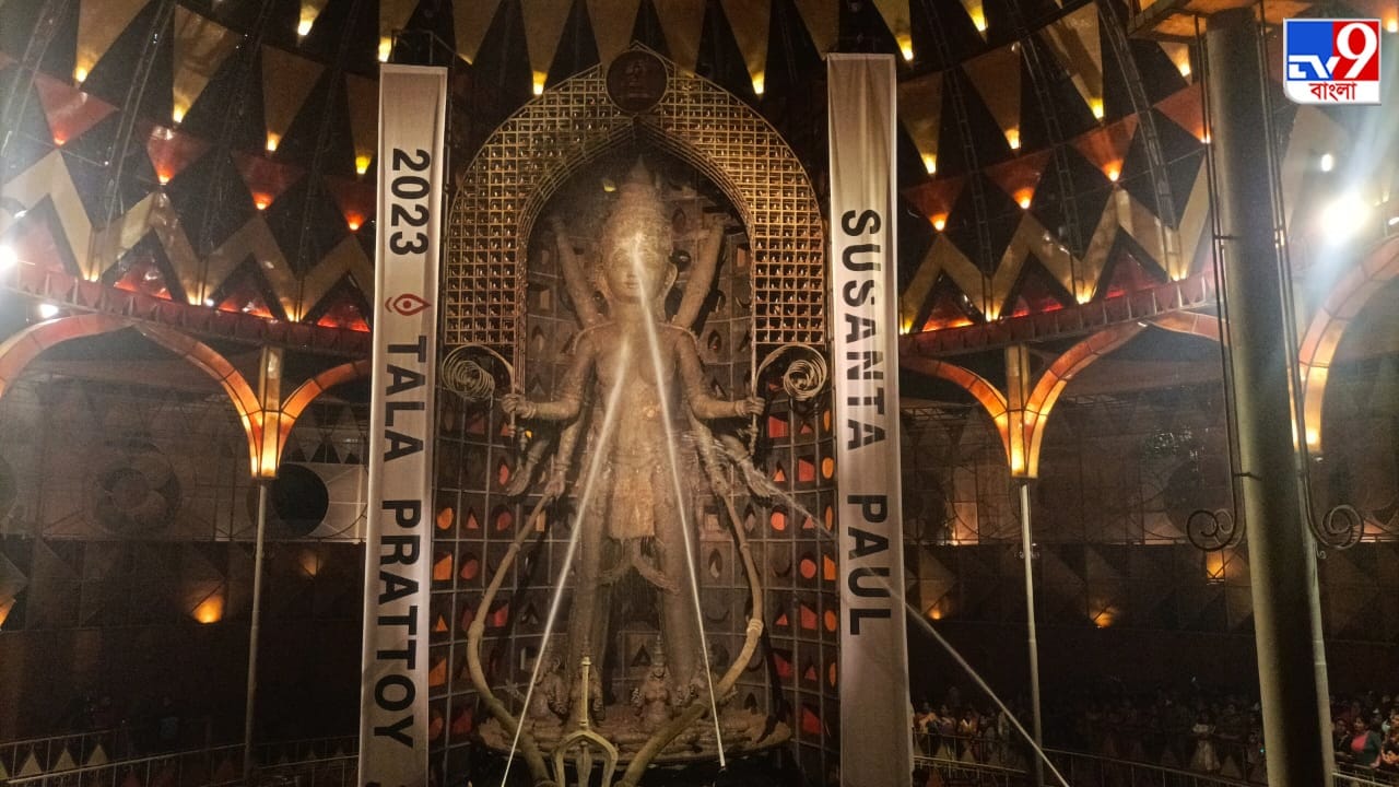 Durga Puja: মণ্ডপের ভিতরেই বিসর্জন টালা প্রত্যয়ের, দমকলের হোসপাইপে ...