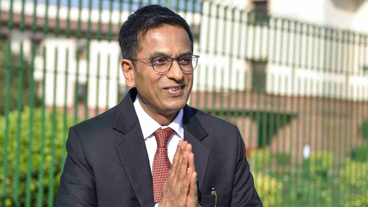DY Chandrachud: বাবার ৪৪ বছর পর একই আসনে ছেলে, ৫০ তম প্রধান বিচারপতি ...