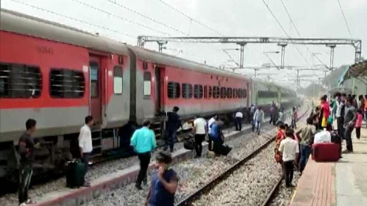 Fire in Train: বেঙ্গালুরু থেকে হাওড়াগামী এক্সপ্রেসে আগুন, সাদা ...