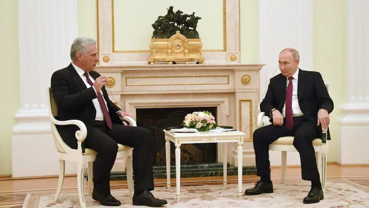 Vladimir Putin: বৈঠকের মাঝেই বেগুনি হয়ে গেল পুতিনের হাত! রুশ ...