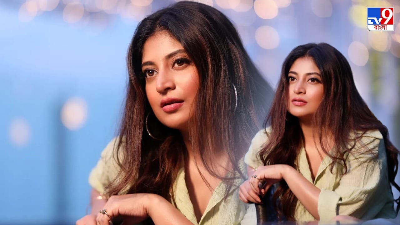 Sandipta Sen: চোখে কাজলটুকুও নেই, এলো চুলে একদৃষ্টে কার দিকে তাকিয়ে ...
