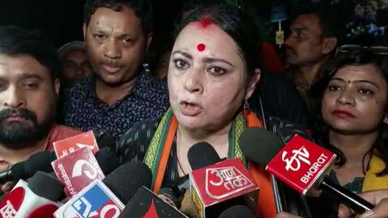 Agnimitra Paul: অবৈধ বালির ডাম্পারের দাপাদাপি, রাস্তায় বসে প্রতিবাদ অগ্নিমিত্রার - Bengali News ...