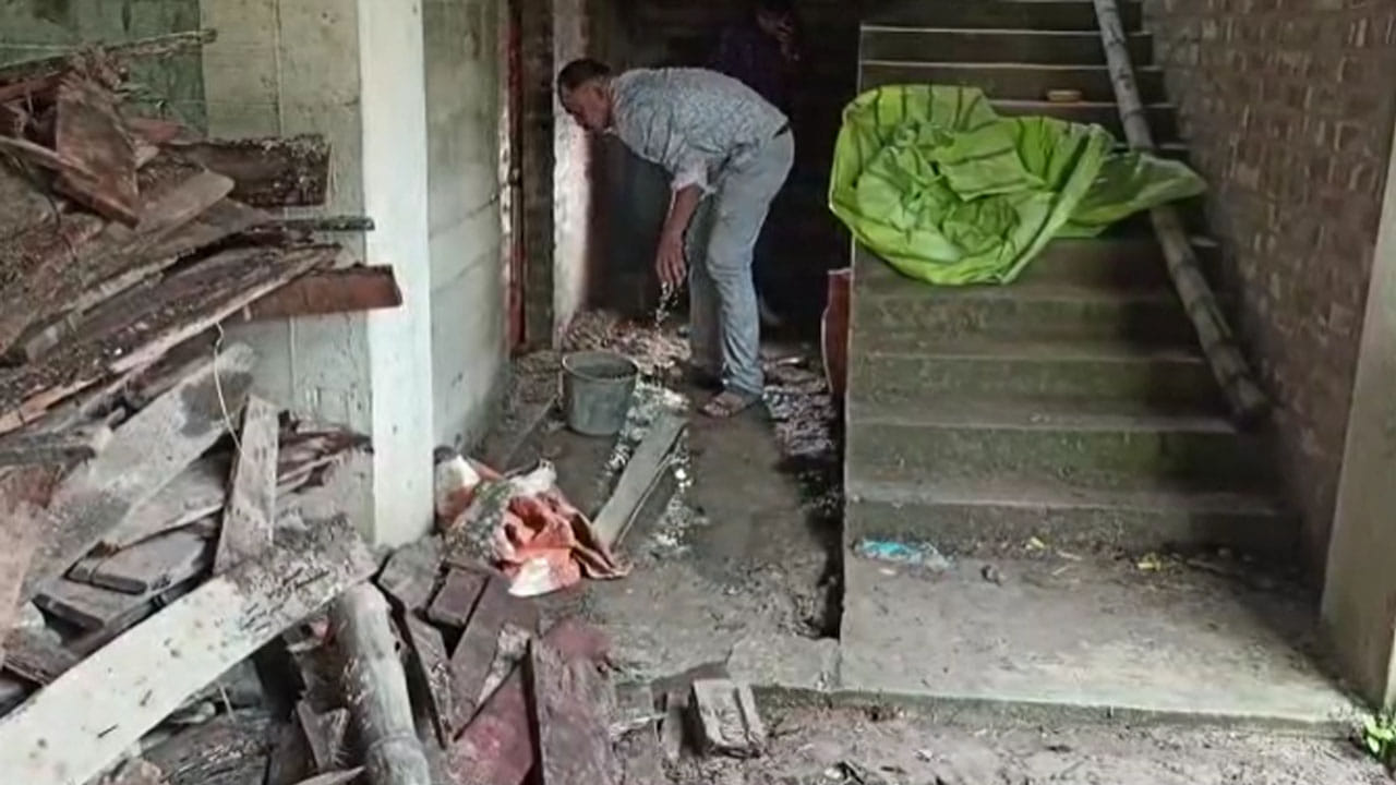 Deganga Blast: বিকট শব্দ কাঁপুনি ধরায় বুকে, তৃণমূল নেত্রীর বাড়িতে কাজ করতে গিয়ে ভয়ঙ্কর ...