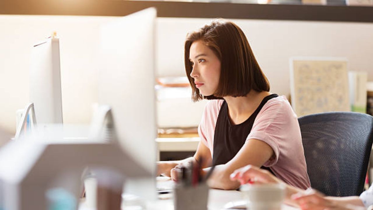 Office Drawer Essentials: দিনের ৯ ঘণ্টা অফিসে কাটে? ডেস্কের ড্রয়ারে ...