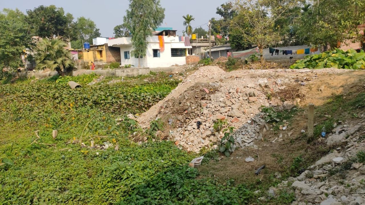 Balurghat: নাকের ডগায় বুজানো হচ্ছে জলাভূমি, জানেনই না চেয়ারম্যান ...