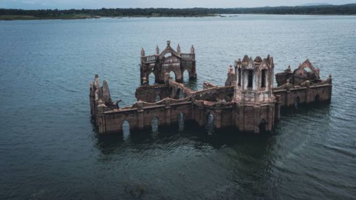 Floating Church: অর্ধেক অংশ জলের তলায়, একা দাঁড়িয়ে যীশু, দেশের ...