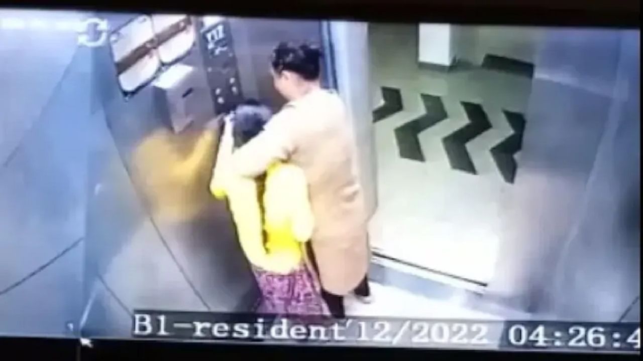 Viral Video: চুলের মুঠি ধরে লিফট থেকে পরিচারিকাকে বের করছেন মহিলা, ভিডিয়ো ভাইরাল হতেই ‘ধিক্কার ...