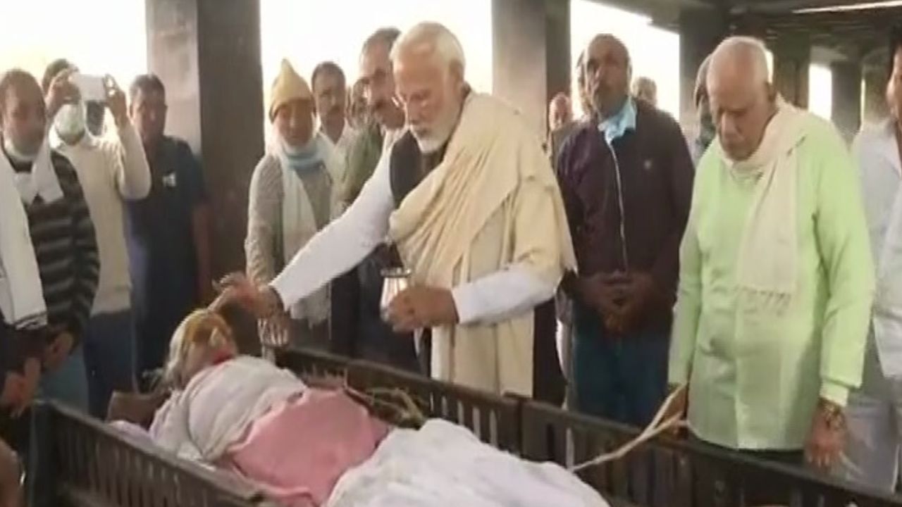 Heeraben Modi Death: শেষযাত্রায় কাঁধ দিলেন, মুখাগ্নির আগে মায়ের ...