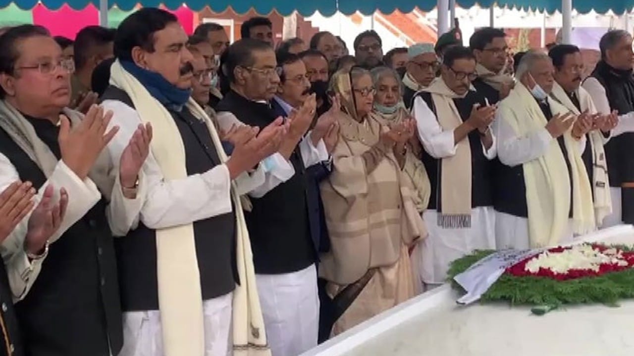 Sheikh Hasina: বাবার সমাধিতে শ্রদ্ধা জ্ঞাপন হাসিনার, সঙ্গে আওয়ামী ...